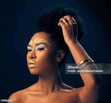 흑인 여성과 함께 아름다움 금색 반짝이는 럭셔리 화장품 또는 아프리카의 자부심을 위해 스튜디오에서 메이크업 자연스럽고 창의적이며 여신은 여왕 청동 또는 매력을 위해 검은