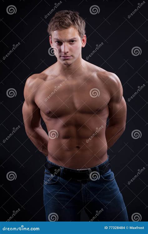 Mischen Sie Den Sexy Nackten Jungen Mann Mit Der In Den Jeans Aufwirft
