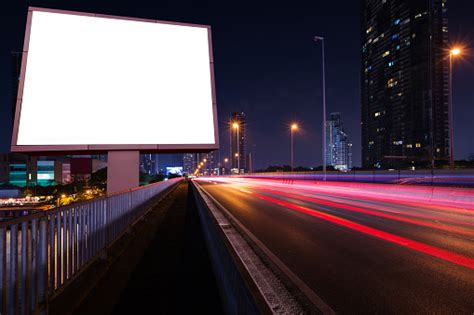 가벼운 산책로 거리 및 밤에 도시에 빈 빌보드 광고를 디스플레이 또는 몽타주 제품 또는 비즈니스에 대 한 수 있습니다 도시에 대한 스톡 사진 및 기타 이미지 Istock