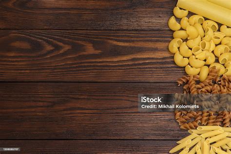 나무 배경에 다양한 조리되지 않은 파스타 카넬로니 파이프 펜네 푸실리 파스타 가득 찬에 대한 스톡 사진 및 기타 이미지 가득 찬 건강한 생활방식 건강한 식생활