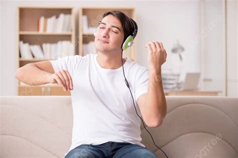 집에서 음악을 듣는 남자 벡터 배경 및 무료 다운로드를위한 그림 Pngtree