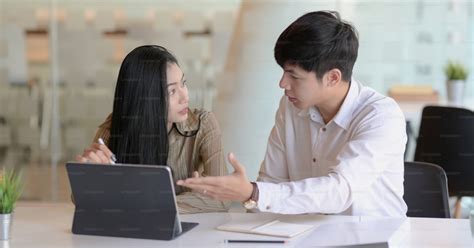 젊은 성공적인 그래픽 디자이너 팀이 현대 직장에서 태블릿과 함께 프로젝트를 계획하는 장면 사진 Unsplash의 랩톱 이미지