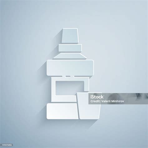 종이 컷 구강 세척 플라스틱 병과 회색 배경에 고립 유리 아이콘 입을 헹구기 위한 액체 구강 관리 장비 종이 아트 스타일 벡터 3차원 형태에 대한 스톡 벡터 아트 및 기타