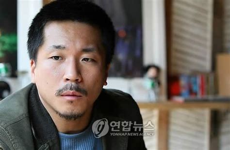 종이 뭉치로 후배 머리 퍽…경찰 조사 받은 男배우