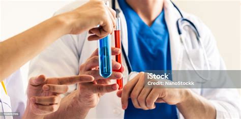 테스트 튜브 및 과학 기기에서 생화학 샘플을 검사 하면서 실험실에서 작업 하는 실험실 코트를 착용 하는 과학자 그룹 과학 기술 연구 및 개발 연구 개념 Dna에 대한 스톡