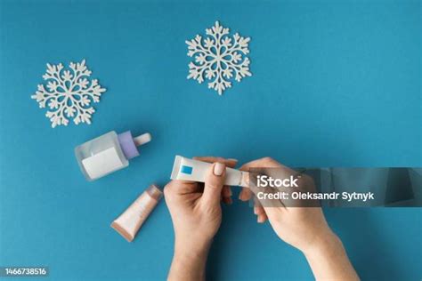 겨울철에는 보습 핸드 크림 사용 다른 스킨 케어 제품 옆에 파란색 배경에 흰색 크림을 칠하는 여성 손 피부 광고 치료 개체 그룹에 대한 스톡 사진 및 기타 이미지 Istock