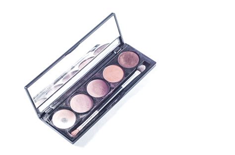 다양한 색조의 얼굴 그림자와 적용을위한 브러시 애플리케이터가있는 팔레트 흰색 배경에 거울로 설정된 메이크업 격리 분홍에 대한 스톡 사진 및 기타 이미지 Istock