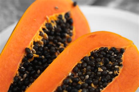 흰색 접시에 씨앗과 반 잘라 잘 익은 파파야 흰색 배경달콤한 파파야 조각 반으로 자른 파파야 건강한 이국적인 과일 채식 음식 0명에 대한 스톡 사진 및 기타 이미지 Istock