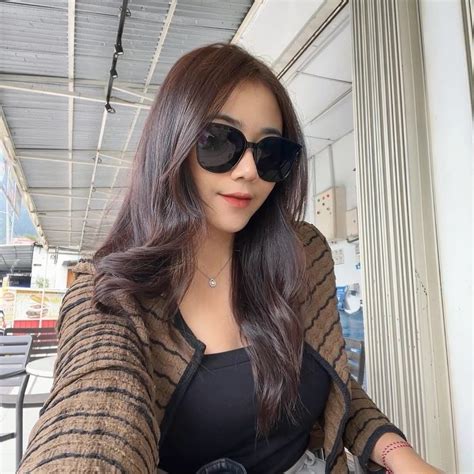 Denisa Melyana Putri 🌊🖤 Instagram