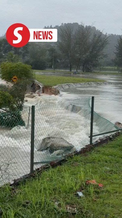 Water Retention Bund Breaks Flooding Sungai Bulohs Taman Seri Alam