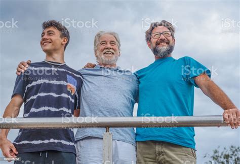 3 세대 가족 포옹 과 미소 야외 조부모 아들과 손자 행복 함께 3 명에 대한 스톡 사진 및 기타 이미지 3 명 단순함 미소 Istock