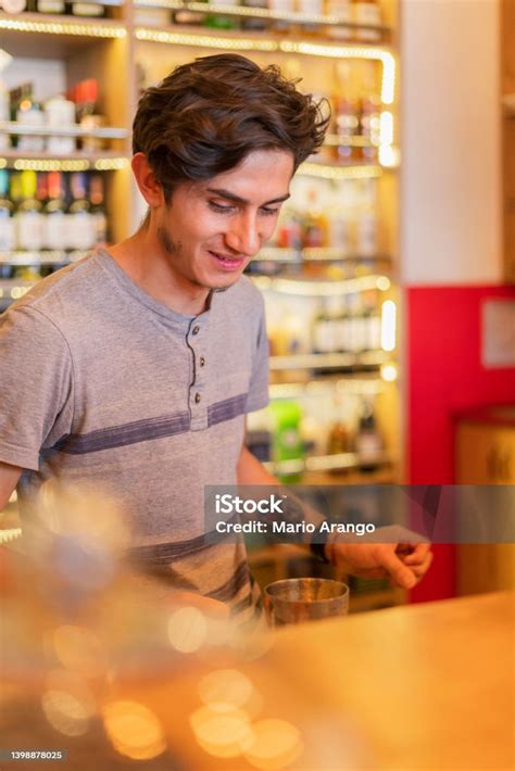 라틴계 남성 레스토랑 직원이 고객을 위해 맛있는 커피 한 잔을 준비합니다 건강한 식생활에 대한 스톡 사진 및 기타 이미지
