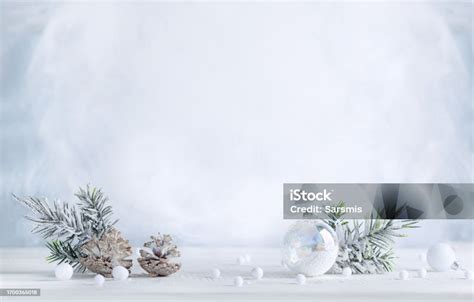 밝은 배경에 눈 덮인 솔방울 싸구려 전나무 가지가 있는 크리스마스 정물 겨울 또는 크리스마스 축제 개념입니다 크리스마스에 대한 스톡 사진 및 기타 이미지 Istock