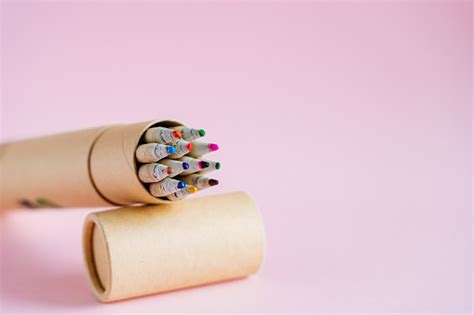 분홍색 배경에 색연필 세트 밝은 색연필로 그립니다 천연 나무로 만든 연필 그리기와 상상 0명에 대한 스톡 사진 및 기타 이미지 Istock