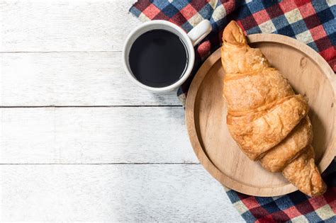 나무 테이블 배경에 크로 상와 커피의 최고 보기 텍스트에 대 한 여유 공간 0명에 대한 스톡 사진 및 기타 이미지 0명 갈색 대리석 Istock