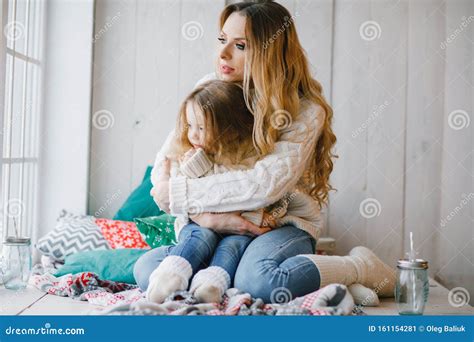 Moeder En Dochter Bij Het Raam Stock Afbeelding Image Of Deken Kind