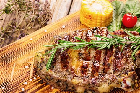 허브 향신료와 소금나무 보드에 육즙 중간 희귀 쇠고기 스테이크 건강한 식생활에 대한 스톡 사진 및 기타 이미지 건강한 식생활 고기 구이 Istock