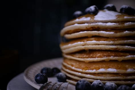Flavorful 가루 설탕 구운 빵 다이어트 단순한 달콤한 디저트 딸기 레시피 만족스러운 맛 맛있는 미식가 베리류 브런치 블루베리 사탕