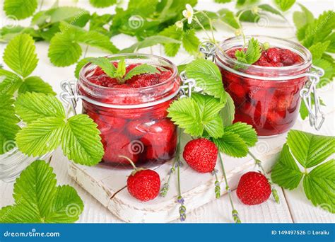 Confiture De Fraise D Licieuse Dans Le Pot En Verre Traditionnel Sur Le Fond En Bois Blanc Photo