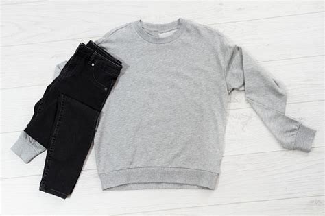 복사 공간이있는 회색 빈 템플릿 스웨트 셔츠 후드를 닫습니다 흰색 나무 배경에 상단 보기 모형 풀오버 캐주얼 한 의상 플랫 레이 템플릿 옷 스웨터에 대한 스톡 사진 및 기타