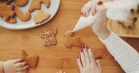 귀여운 딸과 어머니는 크리스마스 진저 브레드 쿠키를 나무 테이블에 장식 정통 사랑스러운 순간 함께 가족 시간 휴가 준비 상위 뷰 사진 Unsplash의 천사 이미지