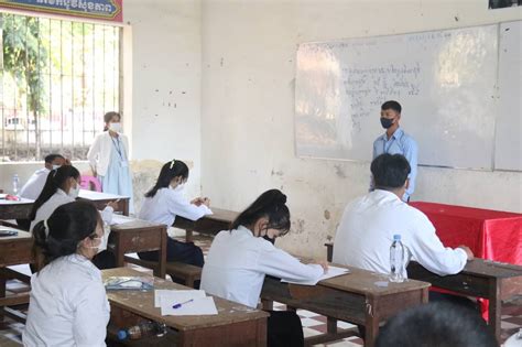 អភិបាលខេត្តកំពង់ចាមនិងតំណាងក្រសួងអប់រំ យុវជន និងកីឡា អញ្ជើញកាត់វិញ្ញាសាប្រឡងសញ្ញាបត្រមធ្យម