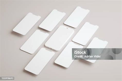 3d 렌더링에 떠있는 휴대 전화 빈 화면 모형및 여러 슬라이드 앱 인터페이스 Ux Ui 및 웹 디자인 템플릿 개념 3차원 형태에