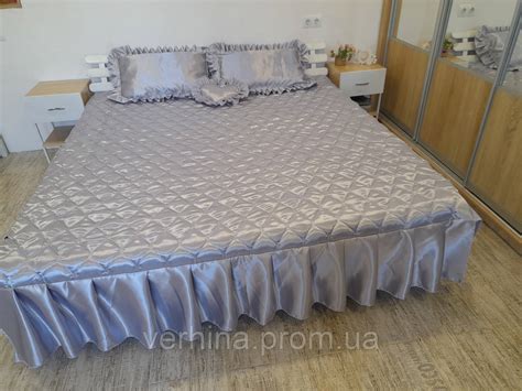 Купити Атласне стьобане покривало євро сірого кольору з рюшами та 2 подушками 1 сердечком