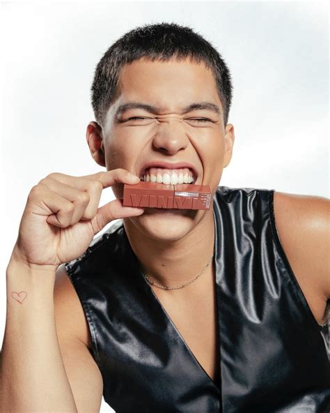 Move Over Ladies Kyle Echarri Proves Mens Makeup Is Here To Stay