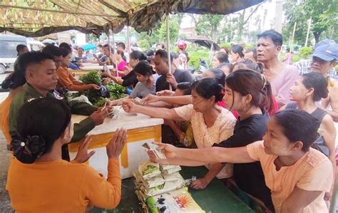 ရခိုင်ပြည်နယ်၊ စစ်တွေမြို့ရှိ မုန်တိုင်းဒဏ်သင့်ပြည်သူများအား ဆန်၊ ဆီ