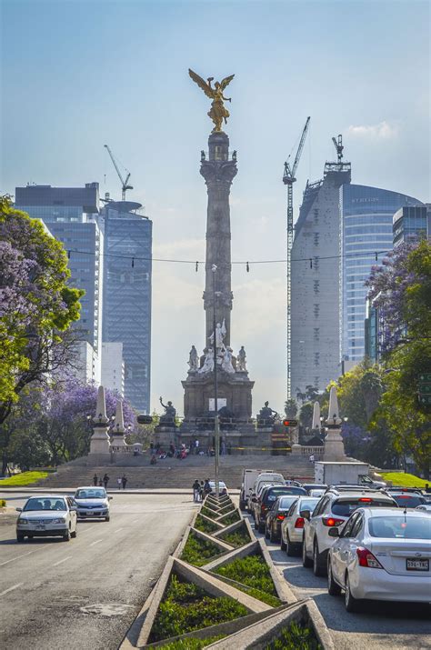 Vista Al Angel De La Independencia Desde Paseo De La Reforma En Mexico