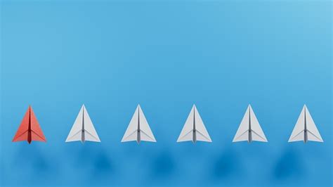 검은 배경에 종이 비행기의 행 흰색 사이에서 이어지는 파란색 종이 비행기와 함께 리더 플레인 개념 개인의 동기 부여와 방향 복사 공간이 있는 소셜 마케팅 레이아웃 설계도에