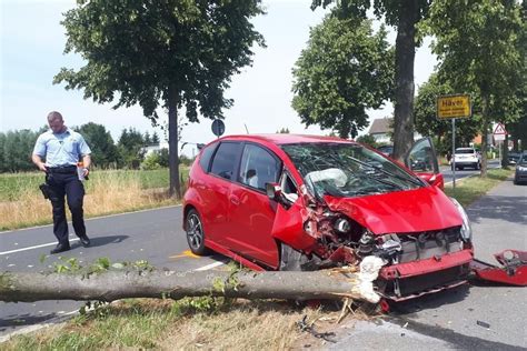 Auto Kracht Gegen Baum