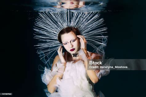 붉은 입술을 가진 아름다운 여인과 성모 마리아처럼 수중 여성 보석 마리아에 대한 스톡 사진 및 기타 이미지 마리아 패션 25 29세 Istock