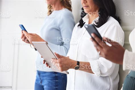 소셜 미디어 인터넷 및 모바일 앱에서 벽으로 채팅하는 기술을 가진 여성의 비즈니스 행 및 손 통신 네트워킹 및 태블릿 디지털 기술 및 스마트 폰의 여성 근로자 라인 30