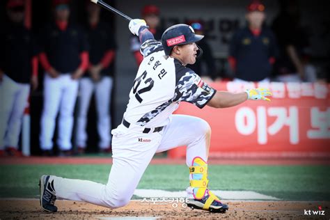 Kt 안현민 ‘거포 자원 눈도장 쾅···이강철 감독 “‘안현민 홈런존 이름 써놓고 싶을 정도”[스경x현장]