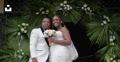 사진을 찍기 위해 포즈를 취하는 남자와 여자 사진 Unsplash의 무료 의복 이미지