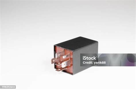 회색 그라데이션 배경에 새로운 블랙 전기 보조 코일 전원 릴레이 자기 접촉기 12v 자동차 부품 릴레이에 대한 스톡 사진 및 기타 이미지 Istock