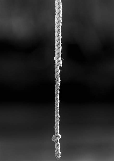강한 검은색 배경 고립된 관념적인 그레이스케일 깨끗한 꼬인 섬유 끈 니콘 단순한 단순함 단일 개체 대담한 대조 디테일 라이트 룸 로프 매달린