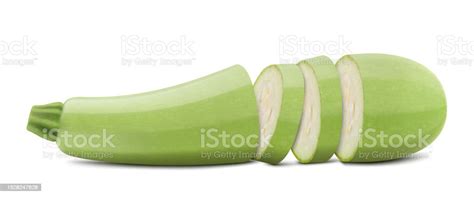 신선한 이탈리아 호박 또는 골수와 잘게 잘린 조각이 흰색 배경에 분리되어 있습니다 사실적인 3d 벡터 그림입니다 클리핑 경로 및 전체 피사계 심도 썰기에 대한 스톡 벡터