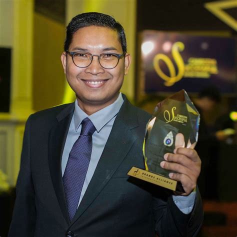 លោក ឯម ច័ន្ទ មករា ដែល តែងតែ ធ្វើ សកម្មភាព ដើម្បី ជនពិការ ត្រូវបាន ព្រះមហាក្សត្រ ដំឡើង ឋានៈ ស្មើ