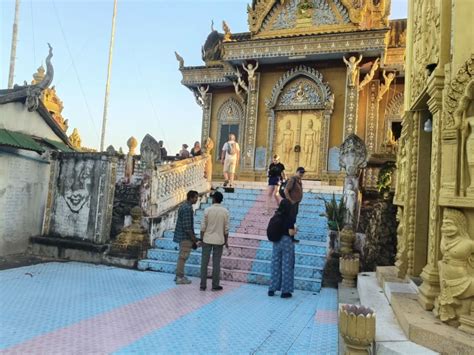 ទិដ្ឋភាពភ្ញៀវទេសចរឡើងលេងភ្នំសំពៅ និងទស្សនាវ៉ូងសត្វប្រជៀវ នៅខេត្តបាត់ដំបង