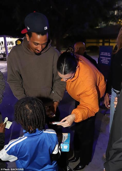 Kendall Dhe Caitlyn Jenner Shohin Së Bashku Ndeshjen E Devin Booker