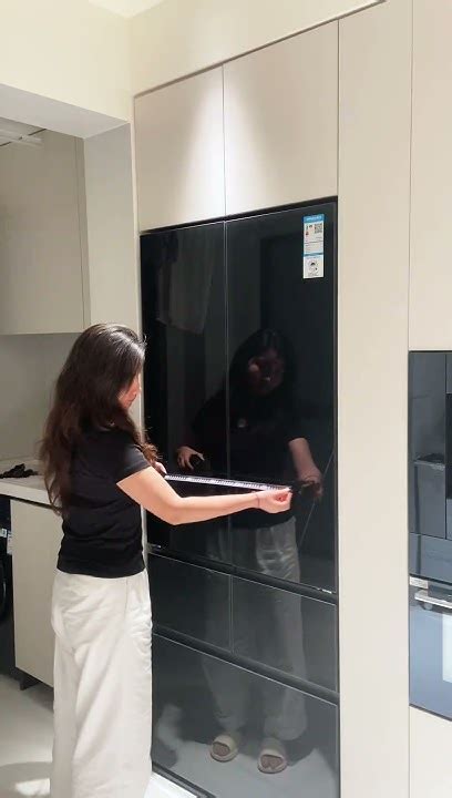 想要冰箱完美嵌入，一定要注意这几点。 想要做好嵌入式冰箱，注意这几个细节1️⃣插座留在冰箱侧面或者上面。做在后面要用内嵌式插座。2️⃣先确定冰箱尺寸，再定柜子，冰箱后面不要背板。3️⃣买零嵌入