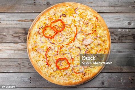 피자 이탈리아 주방과 요리 컨셉 나폴리 피자 가게에서 뜨거운 피자와 피자 커터가 피자를 조각으로 자른다 0명에 대한 스톡 사진 및 기타 이미지 Istock