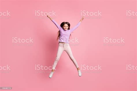 평온한 아이 소녀 점프의 전체 길이 사진은 파스텔 색상 배경을 통해 고립 된 손을 뛰어 아이에 대한 스톡 사진 및 기타 이미지 아이 분홍색 배경 점프 Istock