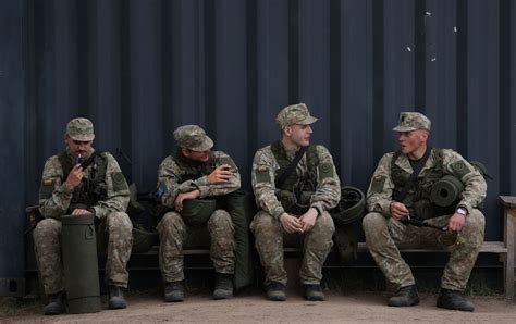 На фоні війни в Україні Литва вирішила мобілізувати юнаків відразу після школи Читайте на Ukr Net