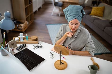백반증과 여드름이 얼굴에 있는 여자 립글로스를 바르고 있다 20 24세에 대한 스톡 사진 및 기타 이미지 20 24세 Z세대 개성 개념 Istock