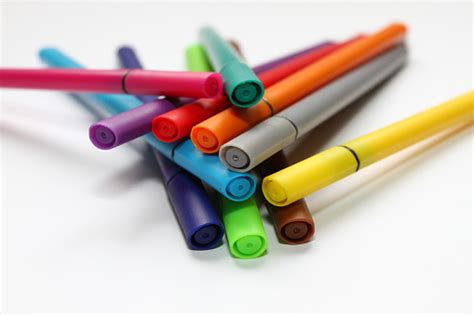 컬러 펜입니다 흰색 배경에 고립 된 색깔 펜으로 더미 컬러 배경 텍스처 펠트 펜 활동입니다 아이 들 학교 재미 시간 학생 들은 시간을 그림입니다 학교 용품입니다 공급을