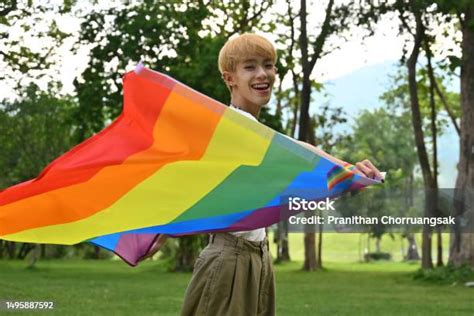 무지개 깃발을 흔드는 어린 아시아 소년의 초상화 Lgbt 커뮤니티를 지원하고 축하합니다 십대에 대한 스톡 사진 및 기타 이미지 십대 동성애자의 권리 성소수자 Istock